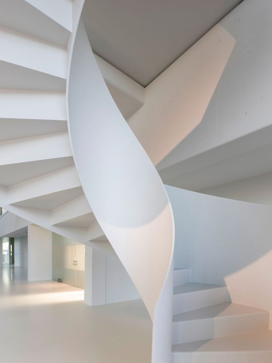 Stilistische Wendeltreppe in Geschäftsgebäude | Nautilus Treppen